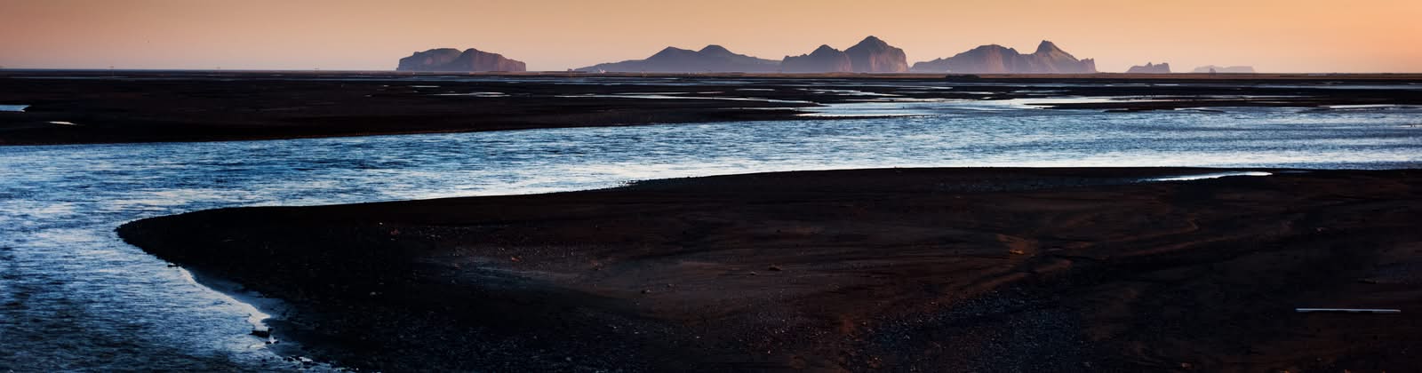 7 magnifiques plages de sable noir