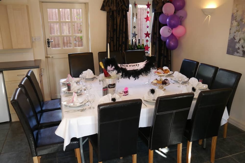 The Shakespeare Lodge - Sleeps up to 12 - 2 HOT Tubs, Stratford-upon ...