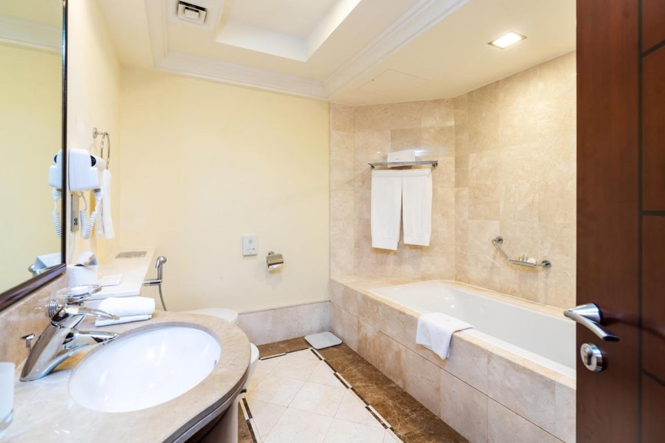 Royal Club By RVHR, Grandeur Residence Crescent Palm Jumeirah, ดูไบ ...