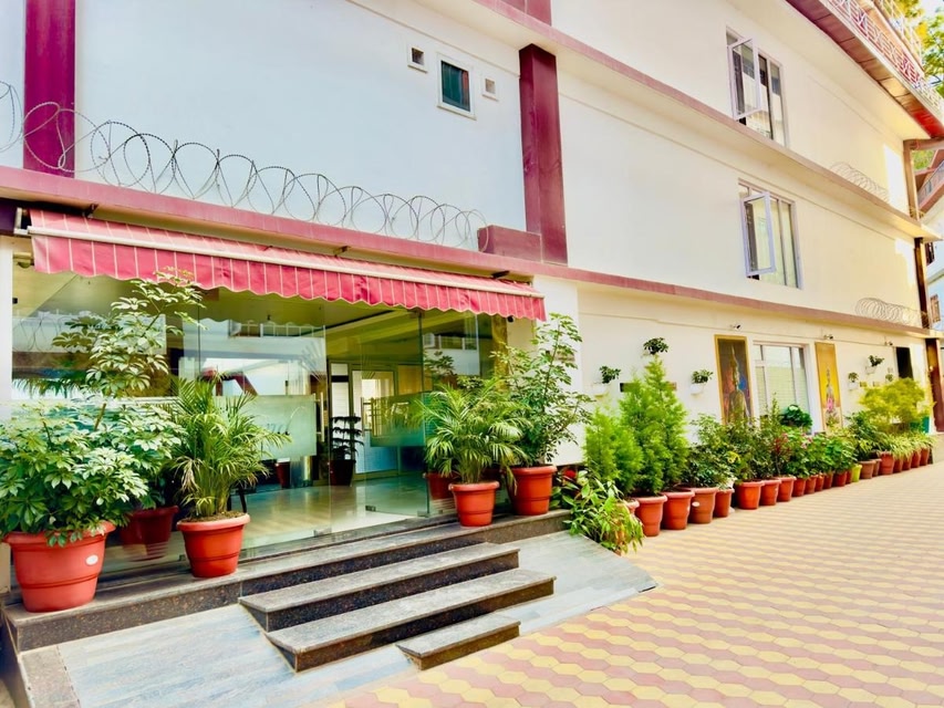 Hotel Pearl Grand White Near Volvo BUS Stand #private Parking #Heated ...