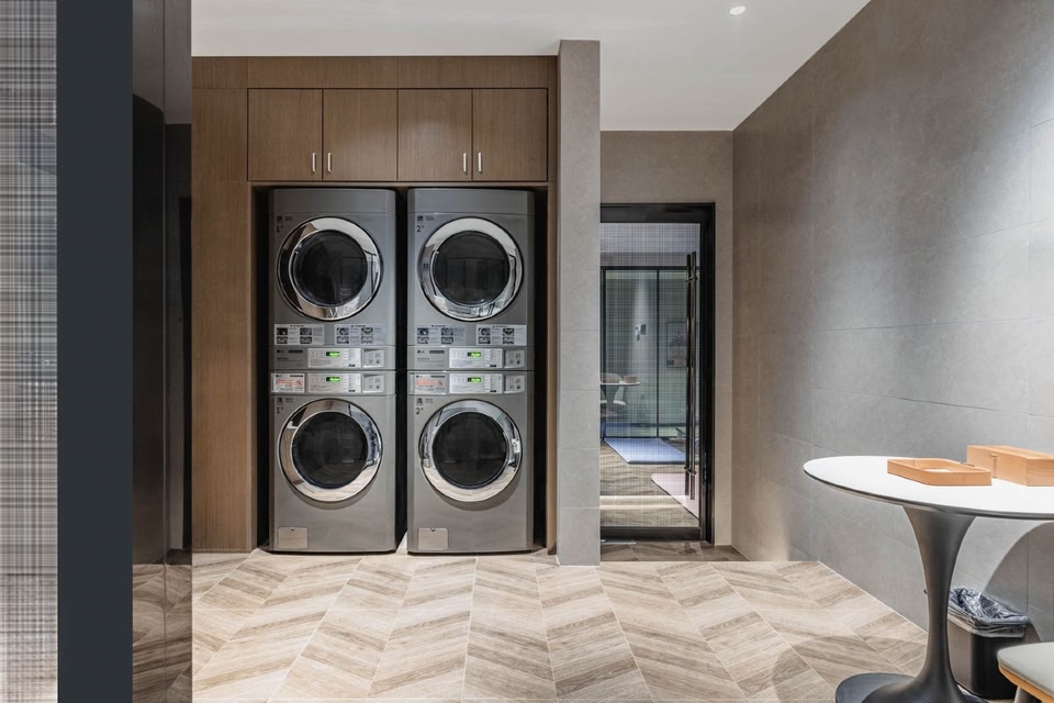 Homeinn Plus Hotel (Shanghai Lujiazui Mall Road Subway Station ...