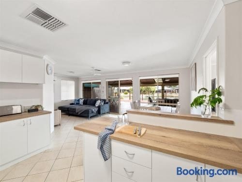 Hotéis Private Jetty Dolphins Family Pets-Canal Life, Mandurah - Skyscanner