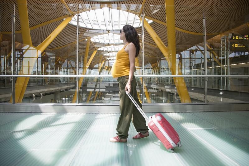 Prendre l’avion enceinte : conseils pratiques et conditions des ...